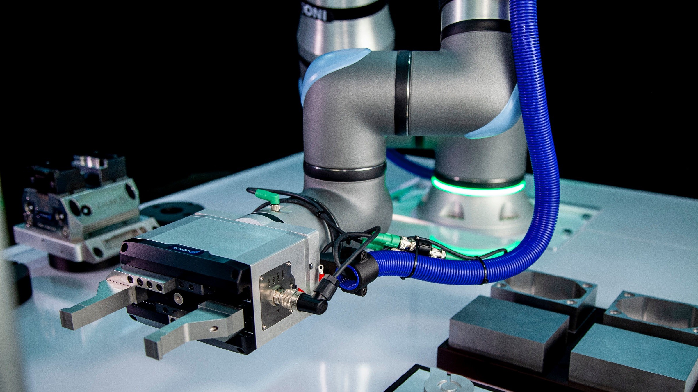 Universal Robot UR20 หุ่นยนต์ทำงานร่วมกันพร้อม Schunk Robotic Gripper ...